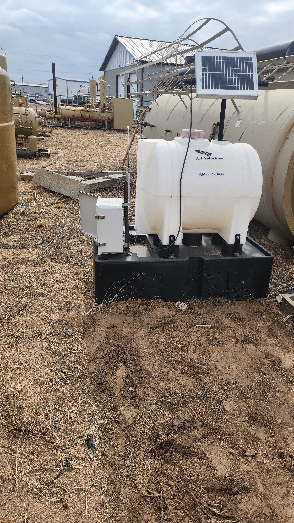 135 USG Methanol Storage Tanks w/ Solar Panels